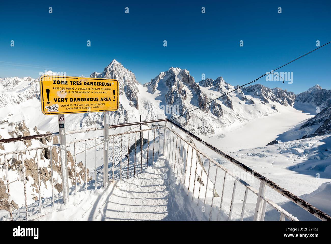 Warning sign at the top of the Grands-Montets cable car station, near Chamonix, France Stock ...