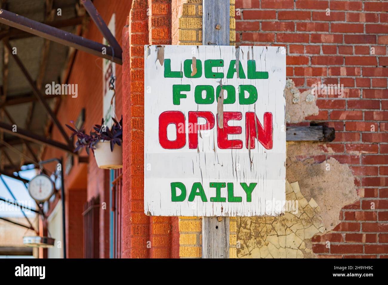 Open daily sign hi-res stock photography and images - Alamy