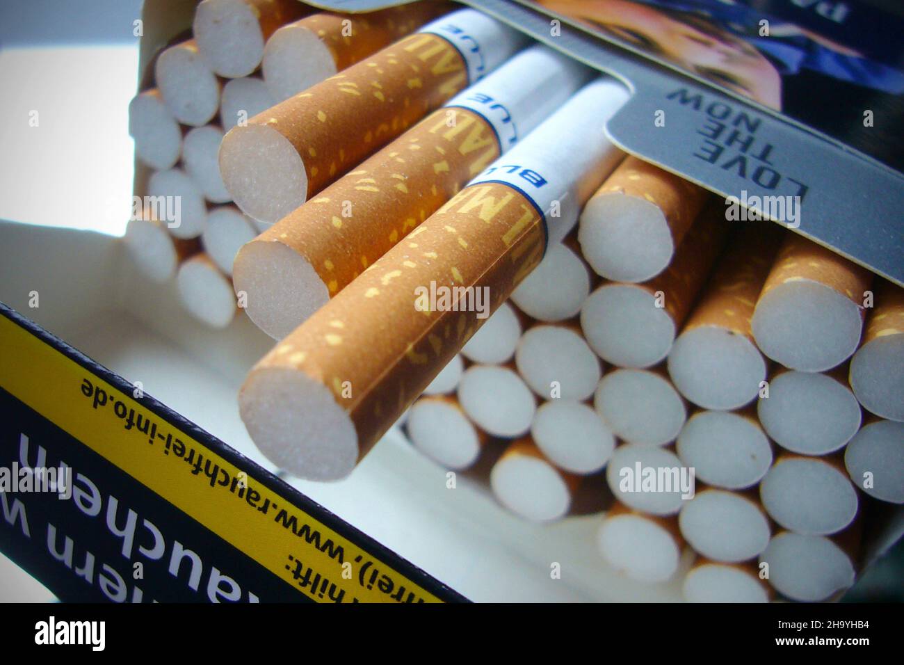 Munich, Deutschland. 09th Dec, 2021. Open full pack of cigarettes ...