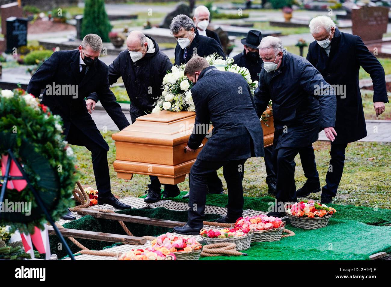 09 December 2021, Rhineland-Palatinate, Bruchmühlbach-Miesau: Football ...