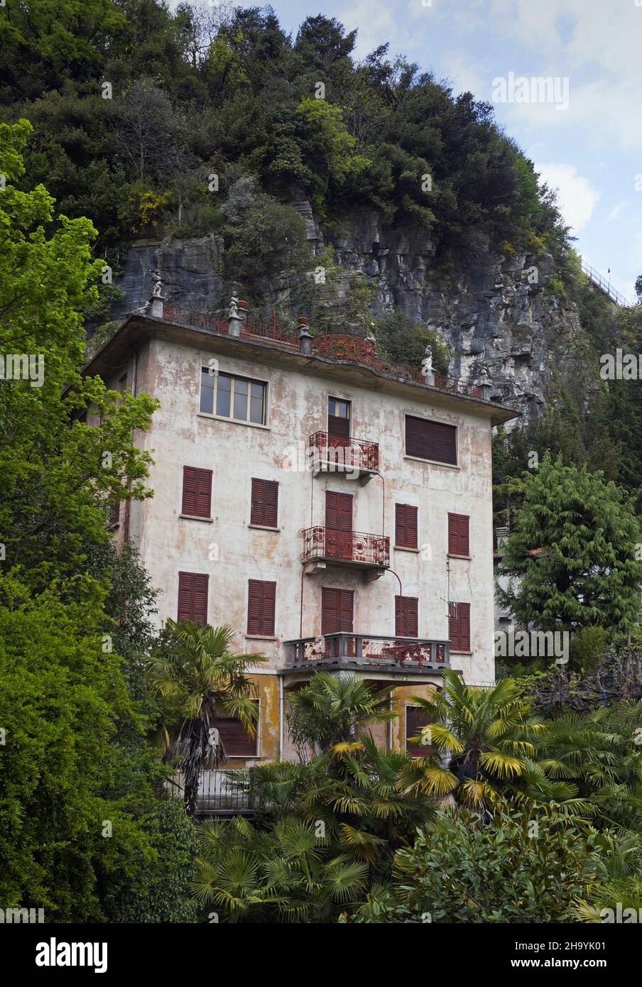 Hillside house hi-res stock photography and images - Alamy