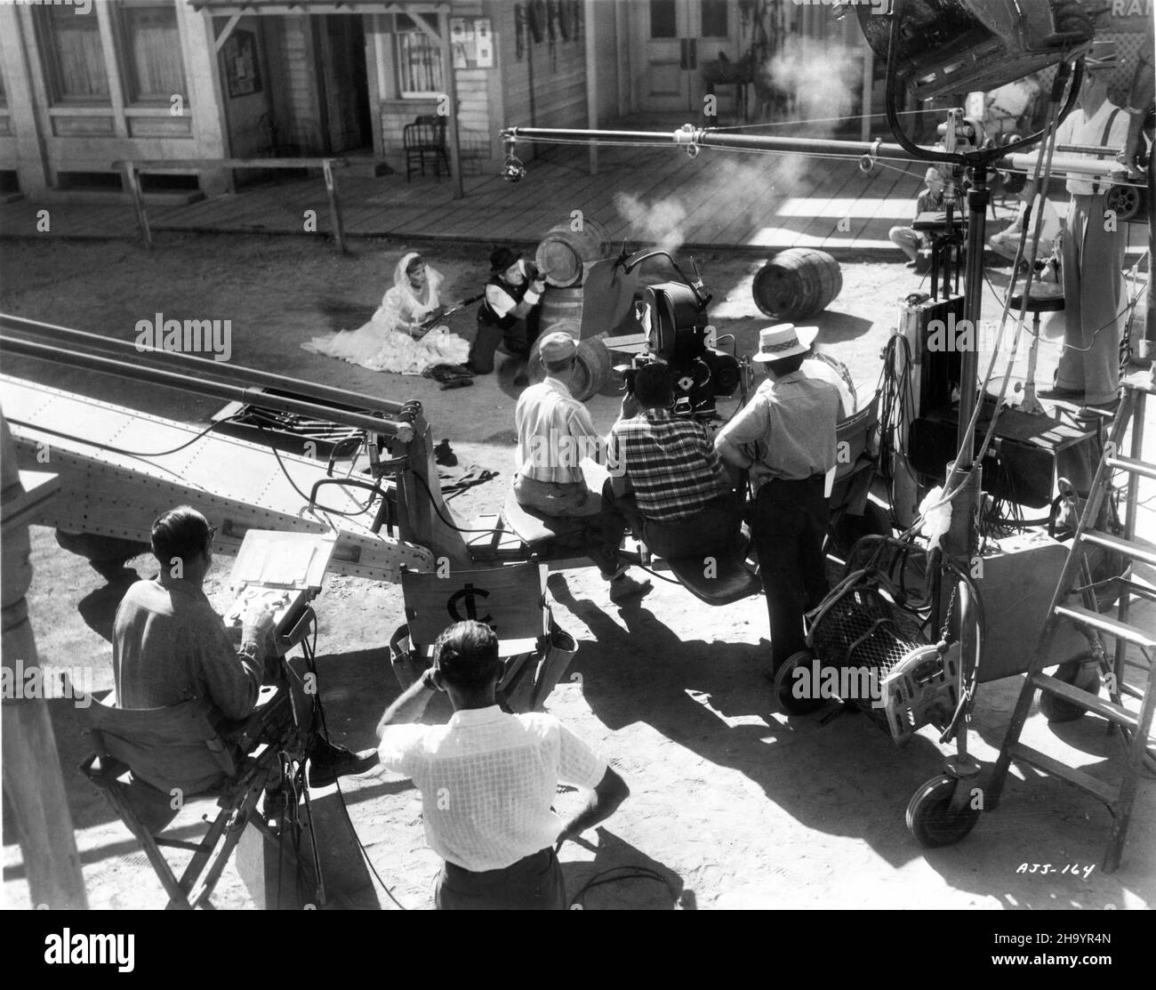 RHONDA FLEMING and BOB HOPE on set candid with Camera / Movie Crew ...