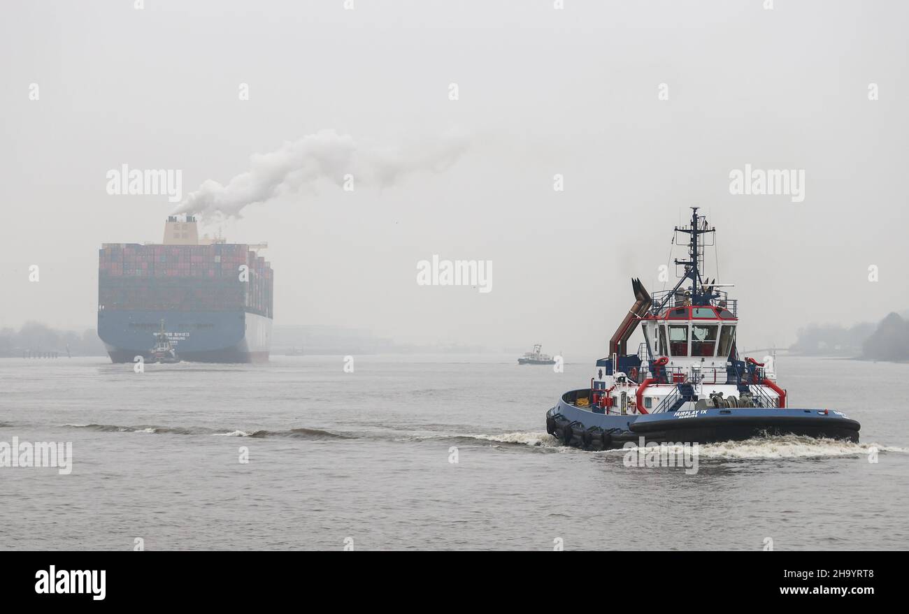 Hamburg, Germany. 09th Dec, 2021. The tug "Fairplay IX" sails on the ...