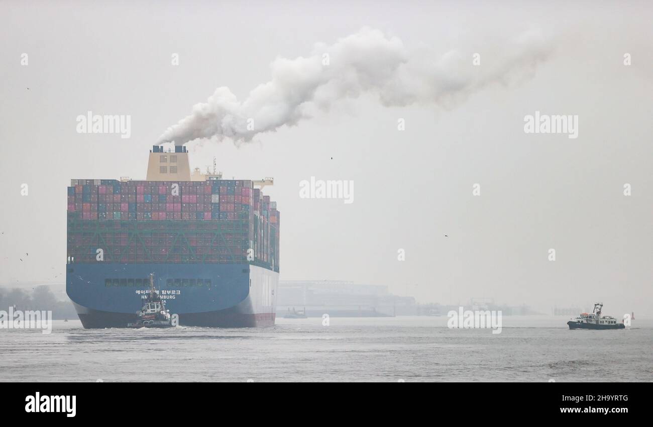 Hamburg, Germany. 09th Dec, 2021. The container ship HMM Hamburg of the ...