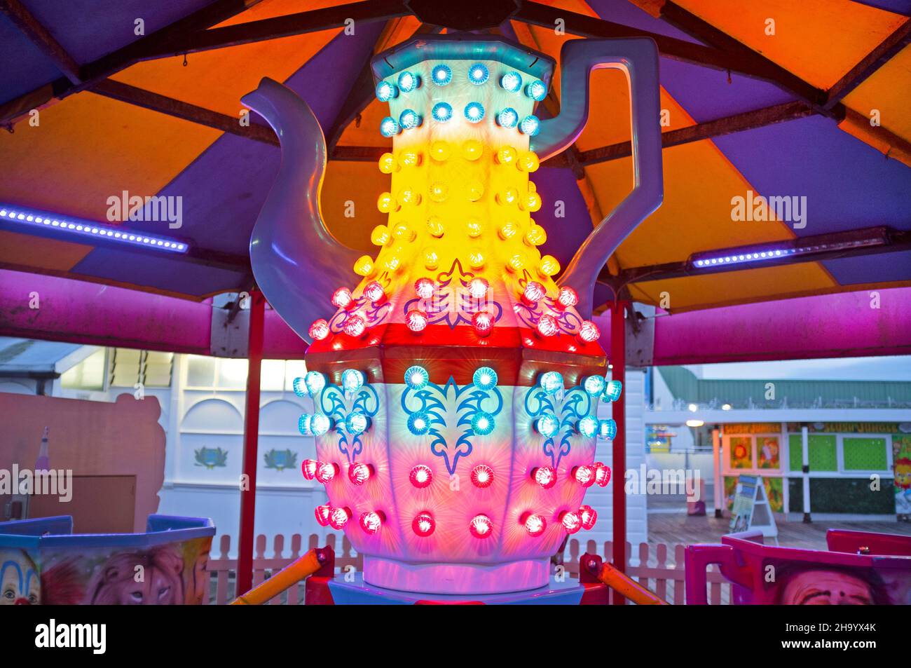 A giant teapot within an amusement ride on Brighton Palace Pier Stock ...