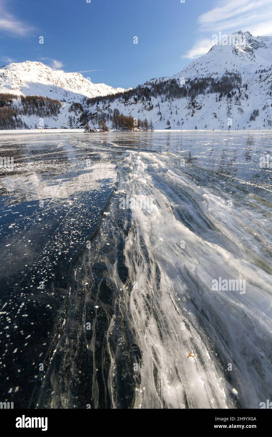 Underwater view mountain lake frozen hi-res stock photography and ...