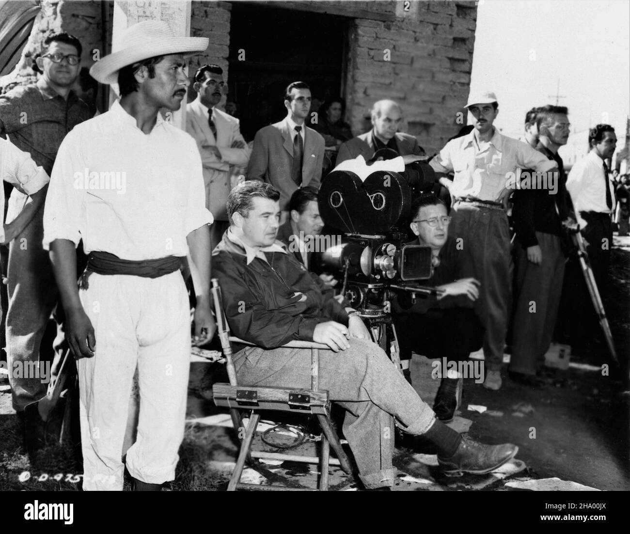 Director ROBERT ROSSEN and Movie / Camera Crew on set location candid ...