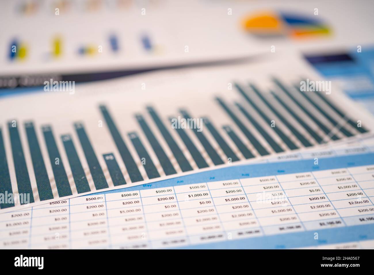 Bar charts and graphs hi-res stock photography and images - Alamy