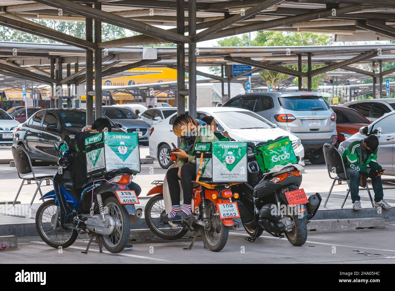 Grab food delivery mobile hi-res stock photography and images - Alamy