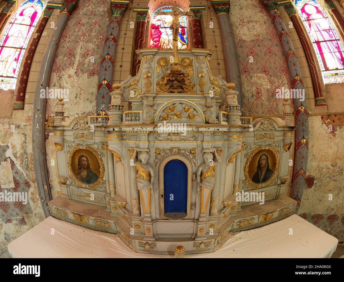 Retable en bois a colonnes torses du xviiie siecle hi-res stock ...