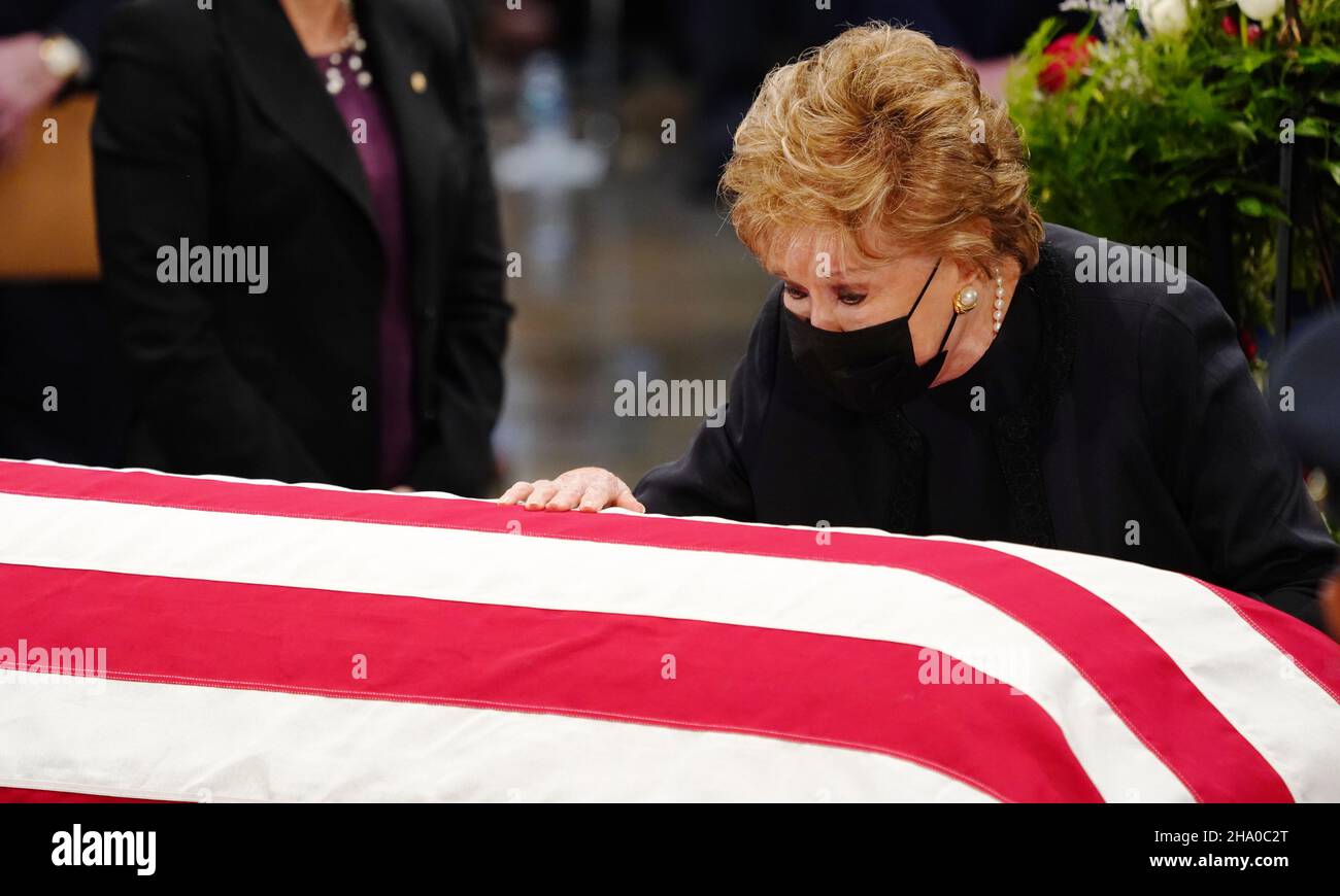 Elizabeth Dole at the casket of former Republican Senator from Kansas ...