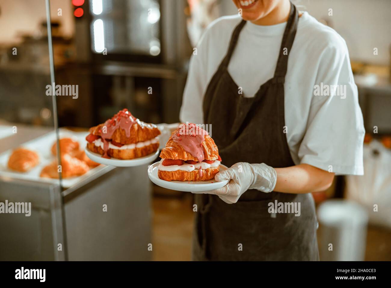 Female bakery shop worker hi-res stock photography and images - Alamy