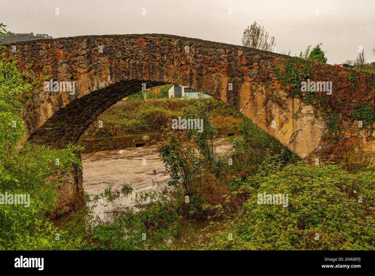 Medieval old bridge hi-res stock photography and images - Alamy