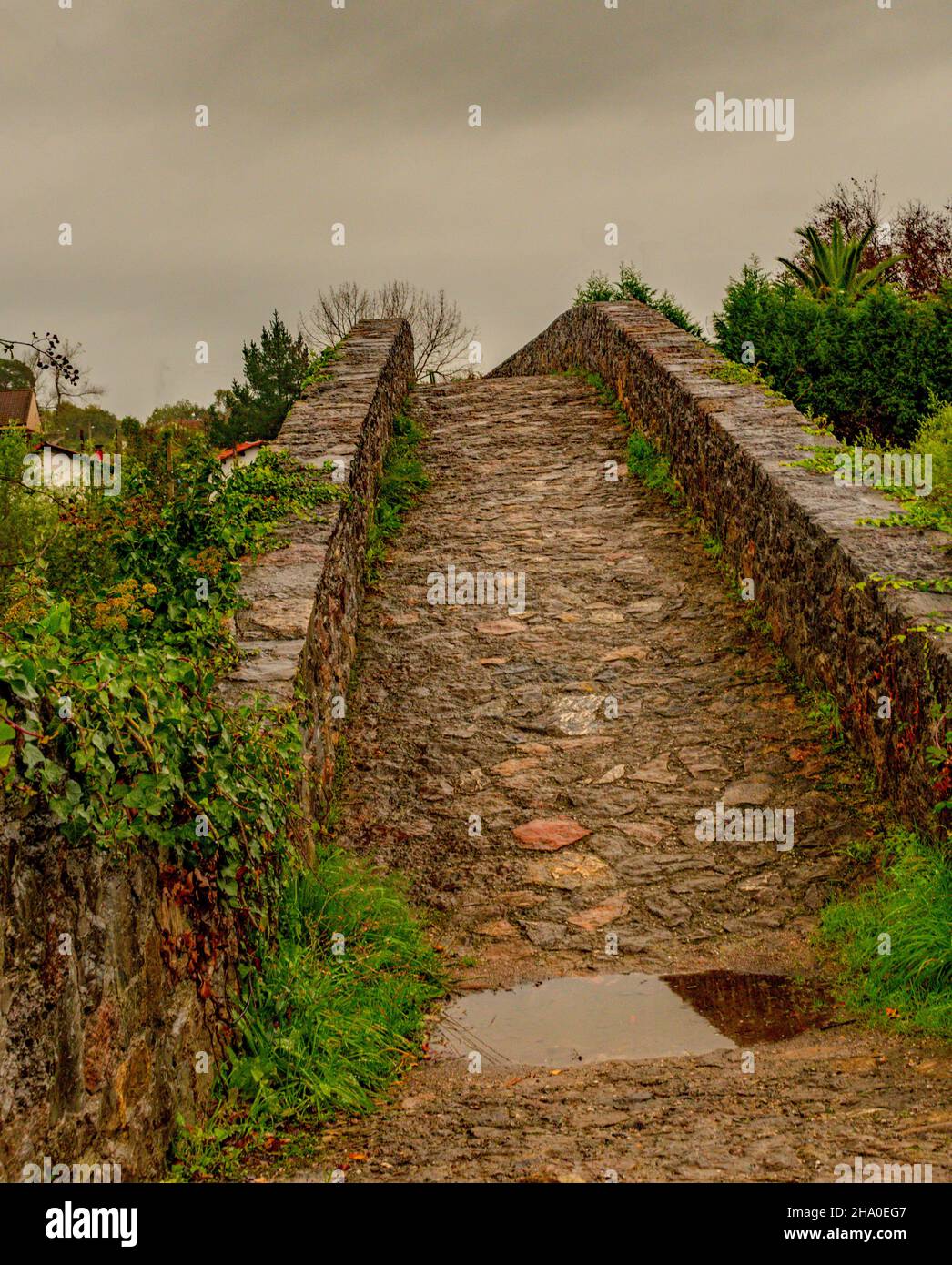 Medieval old bridge hi-res stock photography and images - Alamy