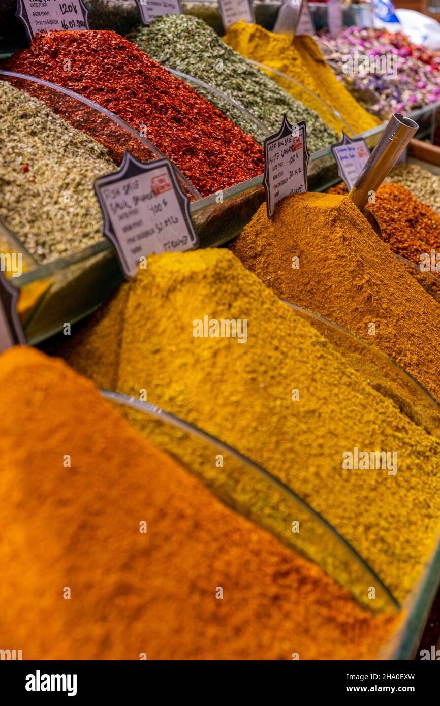 Turkish traditional aromatic spices in the Grand bazaar Stock Photo - Alamy