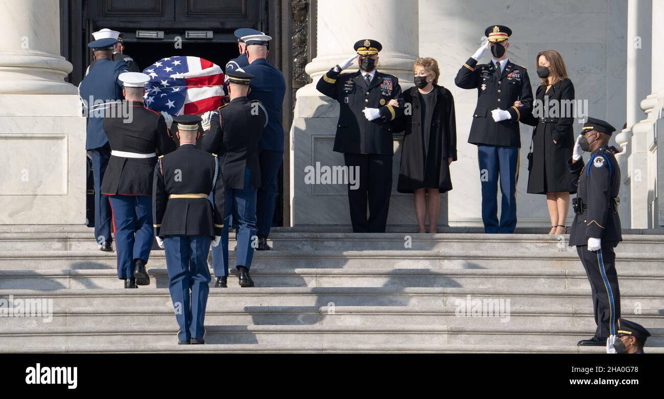 Former U.S. Senator Bob Dole's wife Elizabeth and daughter Robin, with ...
