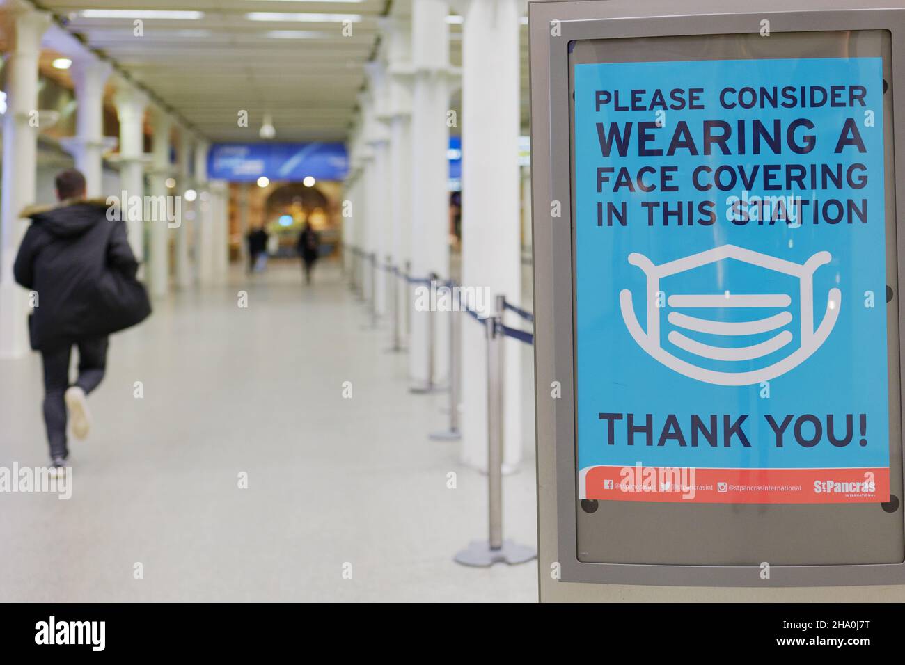Man running for train hi-res stock photography and images - Alamy