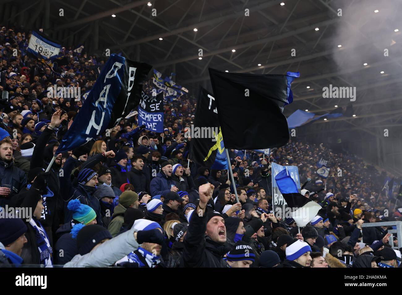 Italy fans get behind their team hi-res stock photography and images ...