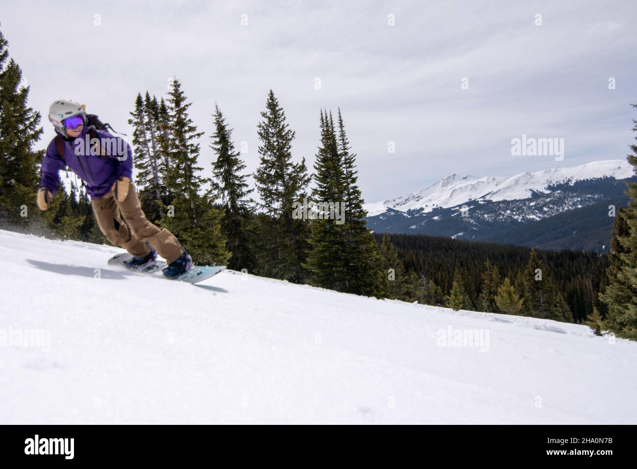Female snowboarder hi-res stock photography and images - Alamy