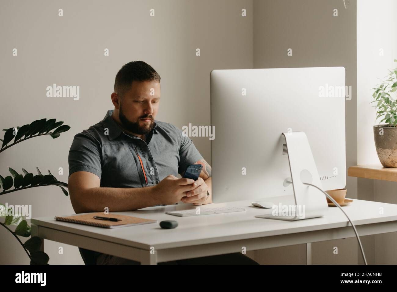 Guy scrolling hi-res stock photography and images - Alamy