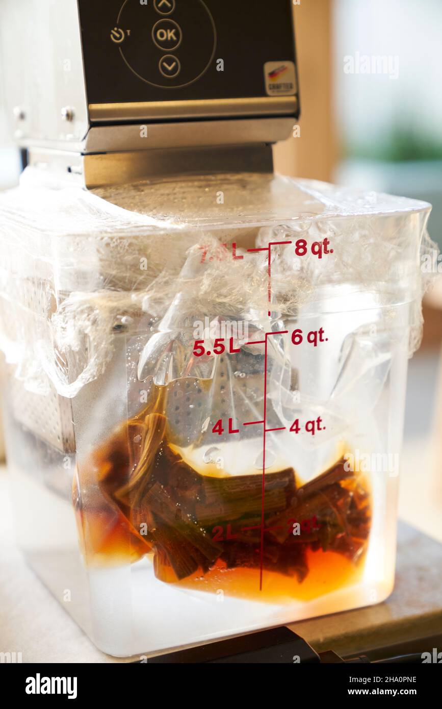 Machine sous vide hi-res stock photography and images - Alamy