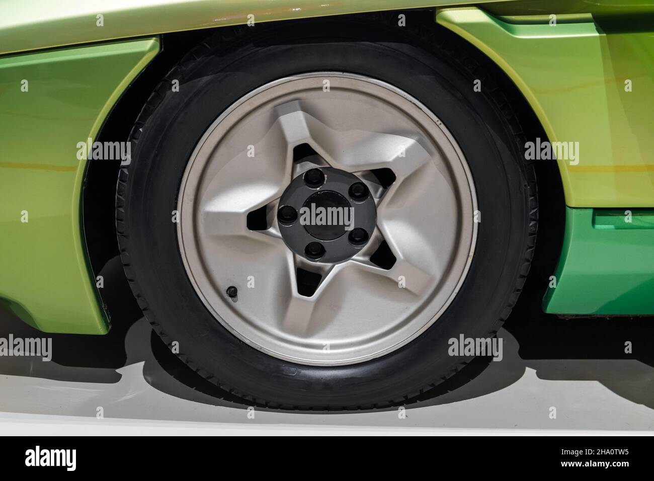 Metallic green car hi-res stock photography and images - Alamy