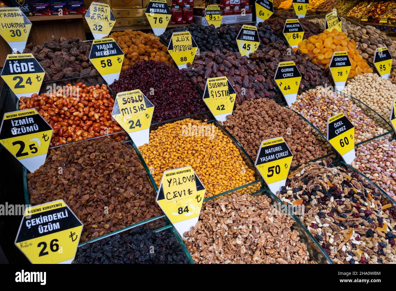 Turkish traditional spices in historic Grand Bazaar in Istanbul Stock ...