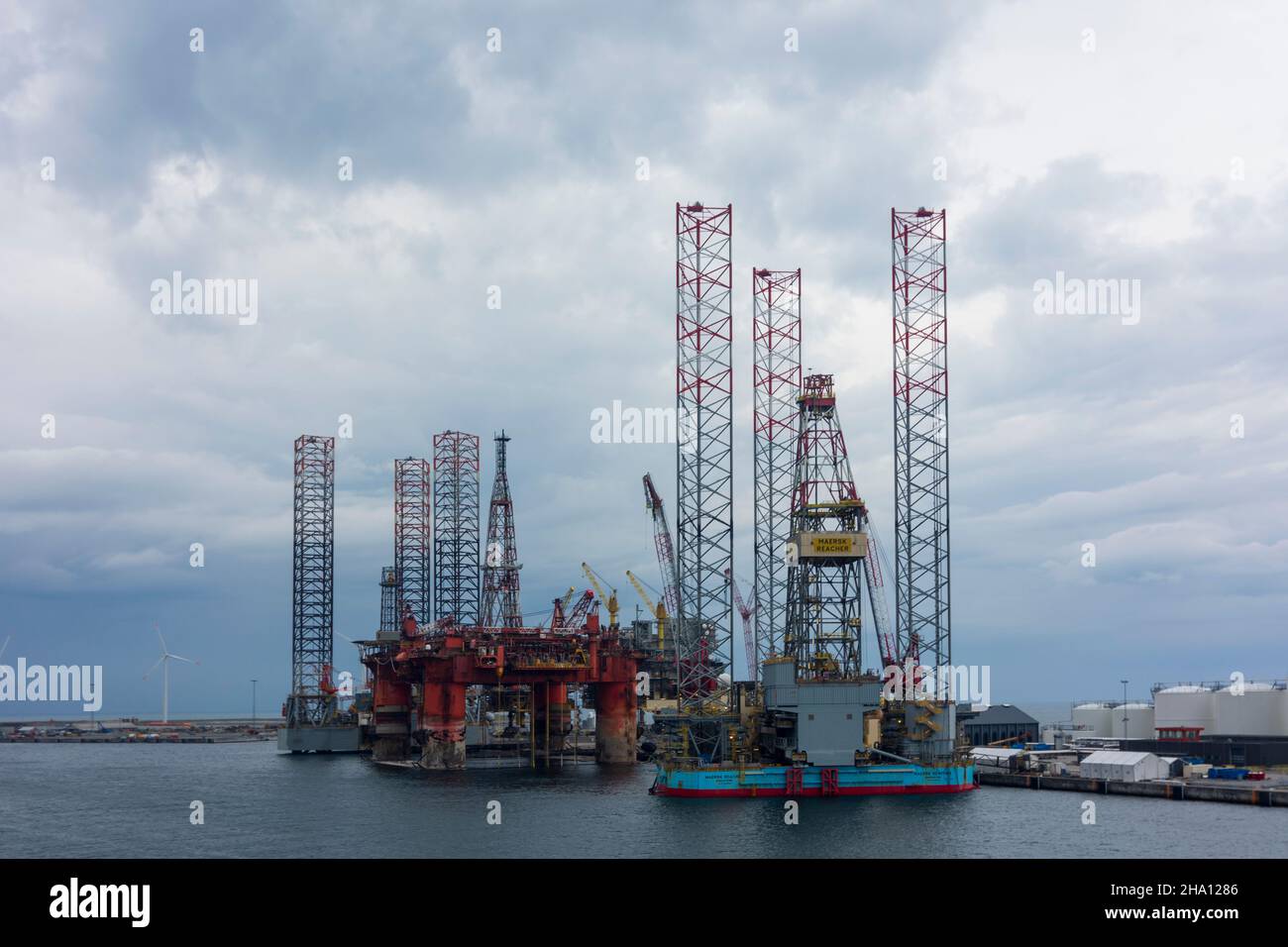 Frederikshavn: port, oil rig in maintenance, in Frederikshavn, Jylland ...