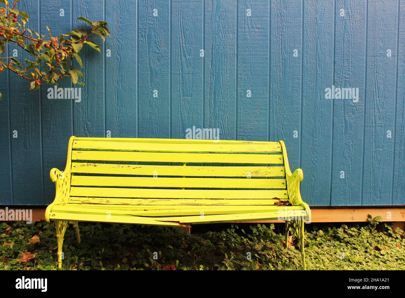 Wooden bench against wall hi-res stock photography and images - Alamy