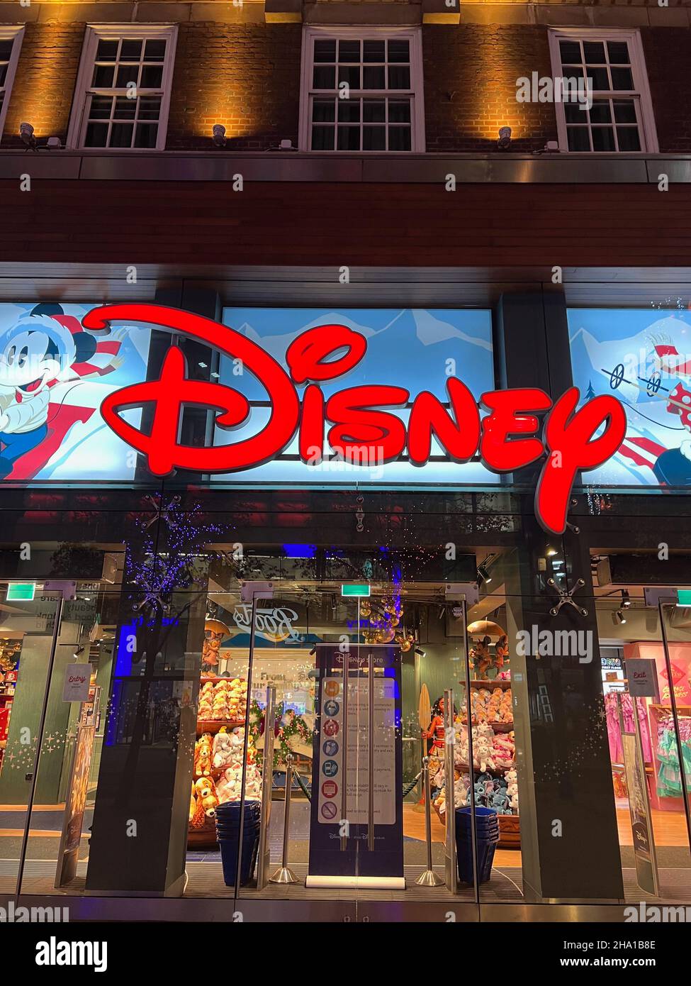 The disney store on oxford street hi-res stock photography and images ...