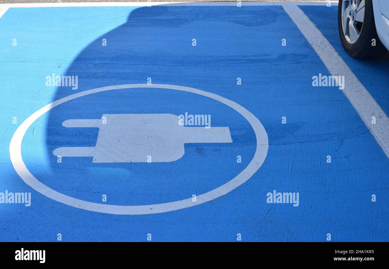 Electric car charging station 2016 hi-res stock photography and images ...