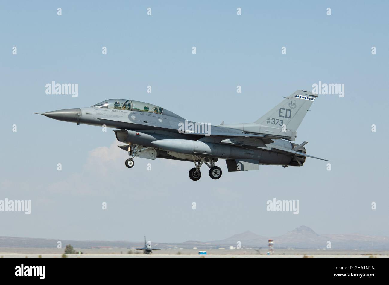 United States Air Force F-16 Fighting Falcon landing at Edwards Air ...