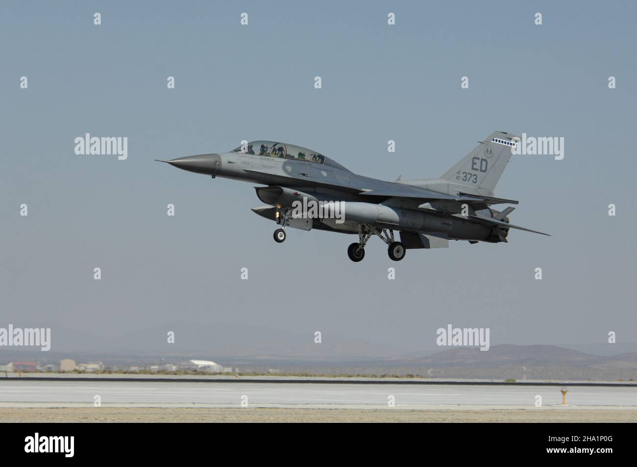 United States Air Force F-16 Fighting Falcon landing at Edwards Air ...