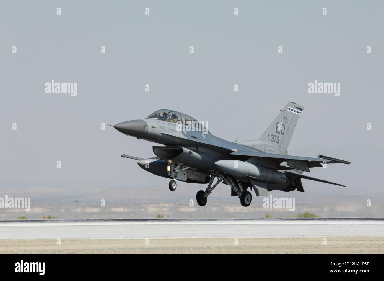 United States Air Force F-16 Fighting Falcon landing at Edwards Air ...