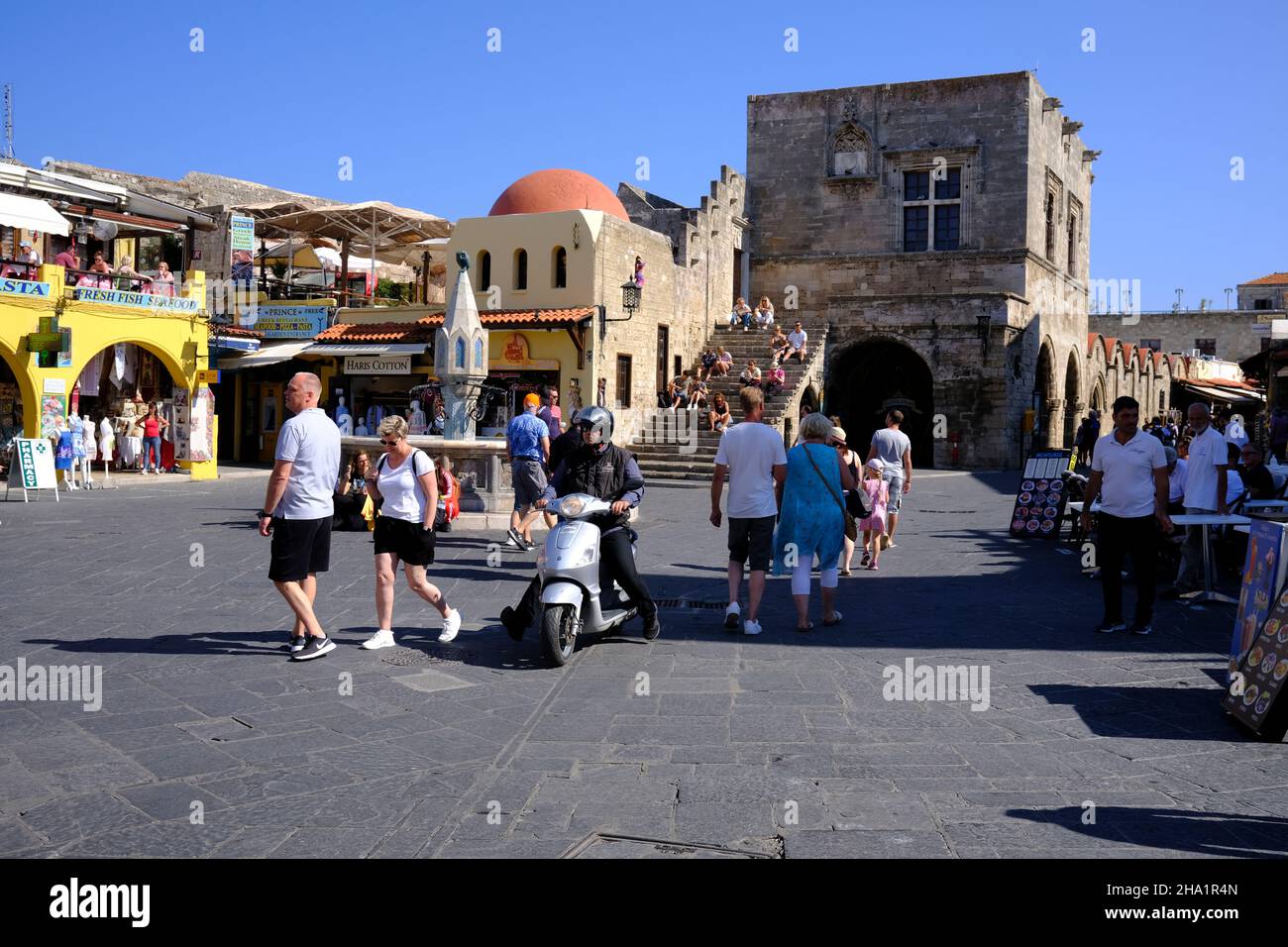 Greek street scene hi-res stock photography and images - Alamy