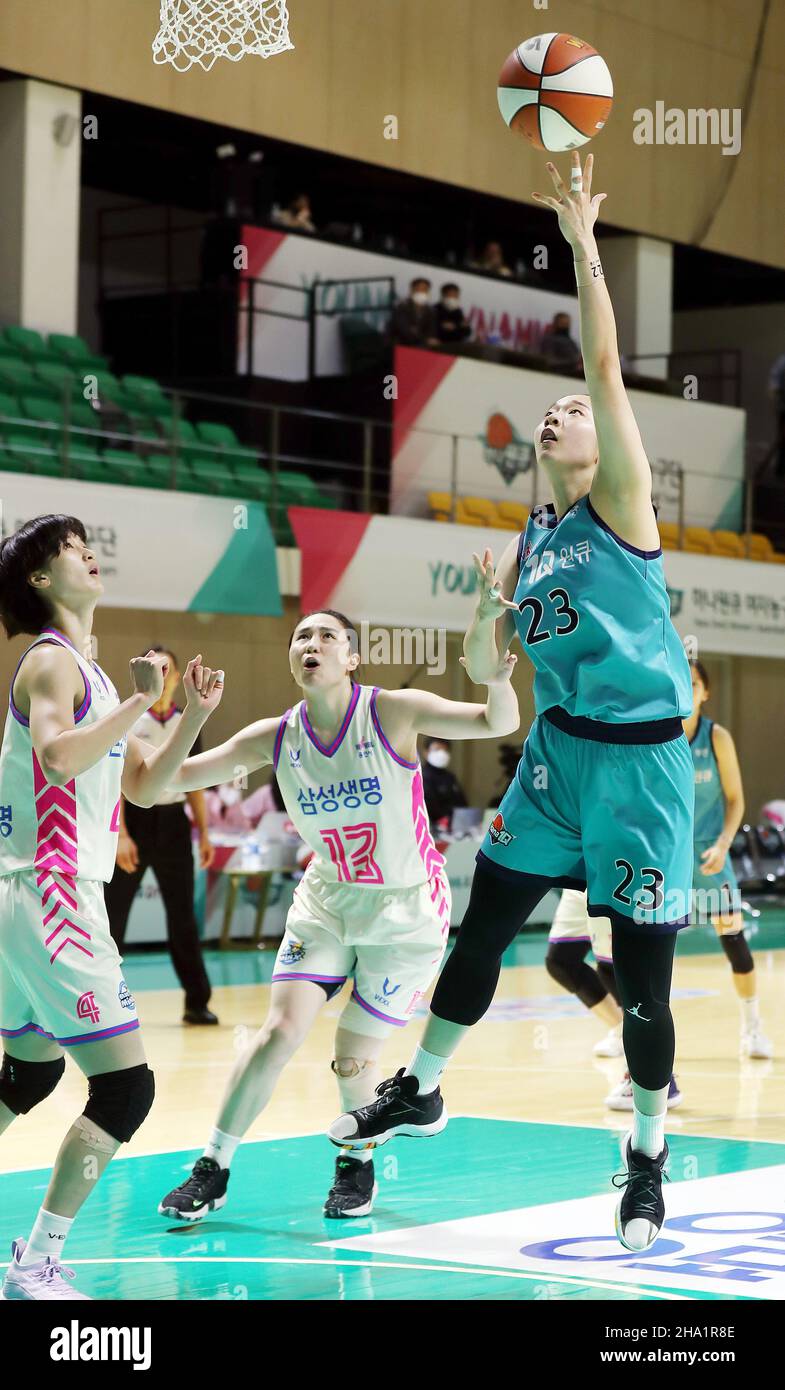 10th Dec, 2021. Lee Ha-eun in action Lee Ha-eun (R) of the Hana OneQ ...