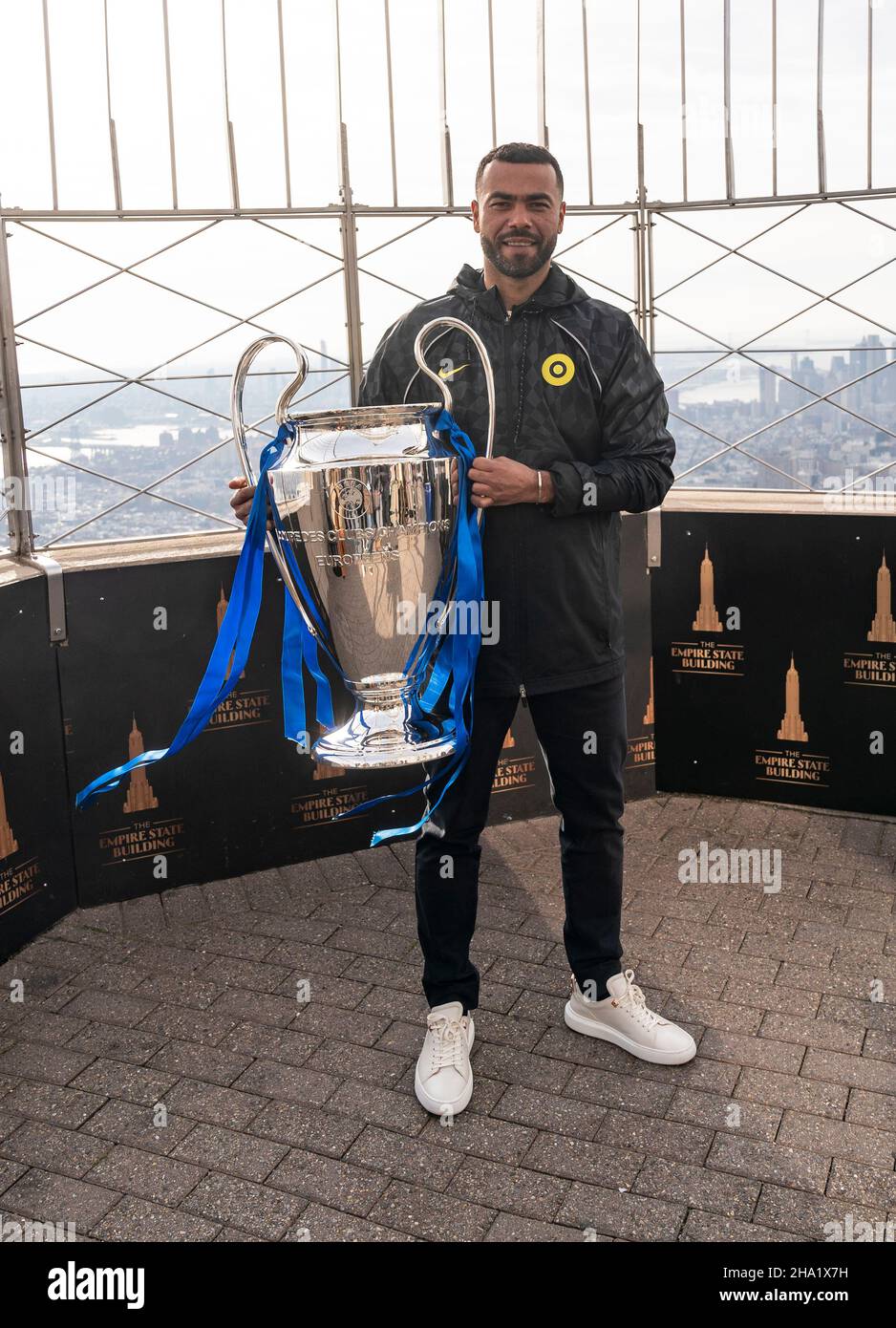 Ashley cole trophy hi-res stock photography and images - Alamy