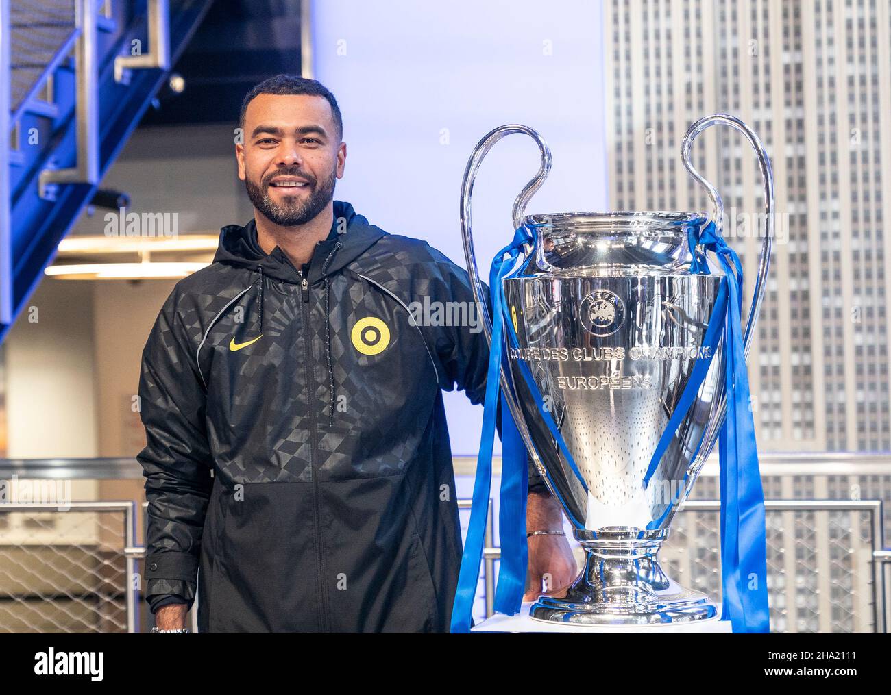 Ashley cole trophy hi-res stock photography and images - Alamy