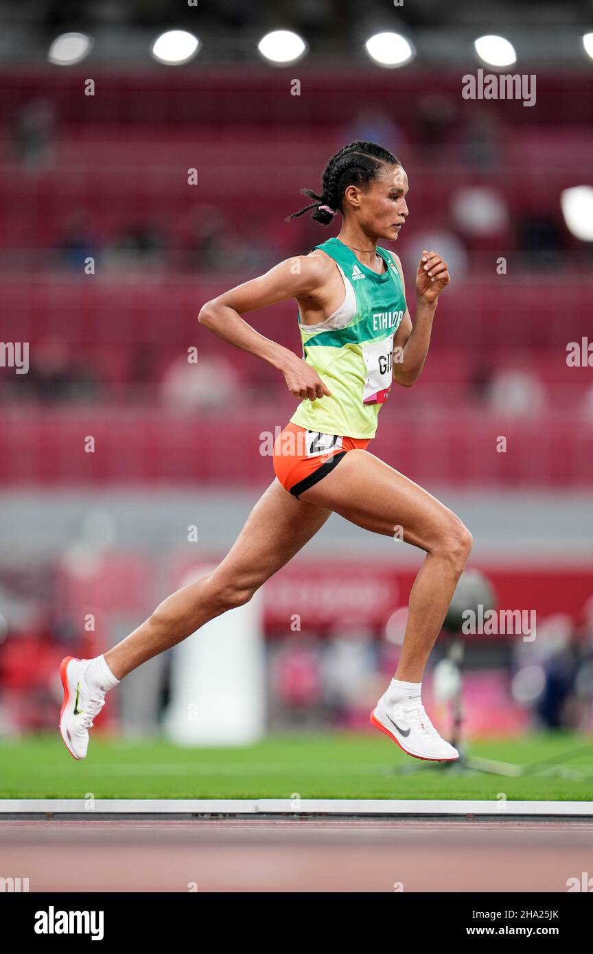 Letesenbet Gidey competing in the 10,000 meters of the 2020 Tokyo ...