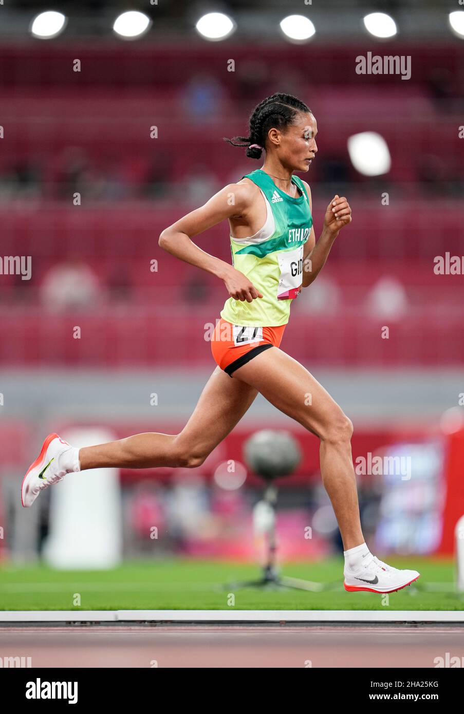 Letesenbet Gidey competing in the 10,000 meters of the 2020 Tokyo ...
