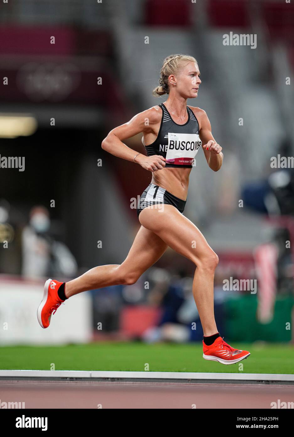 Camille Buscomb competing in the 10,000 meters of the 2020 Tokyo ...