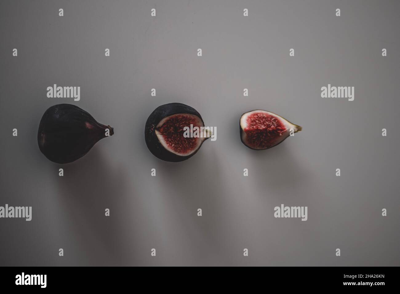 Line of figs from the whole one to a half and a piece of fig. Top view ...