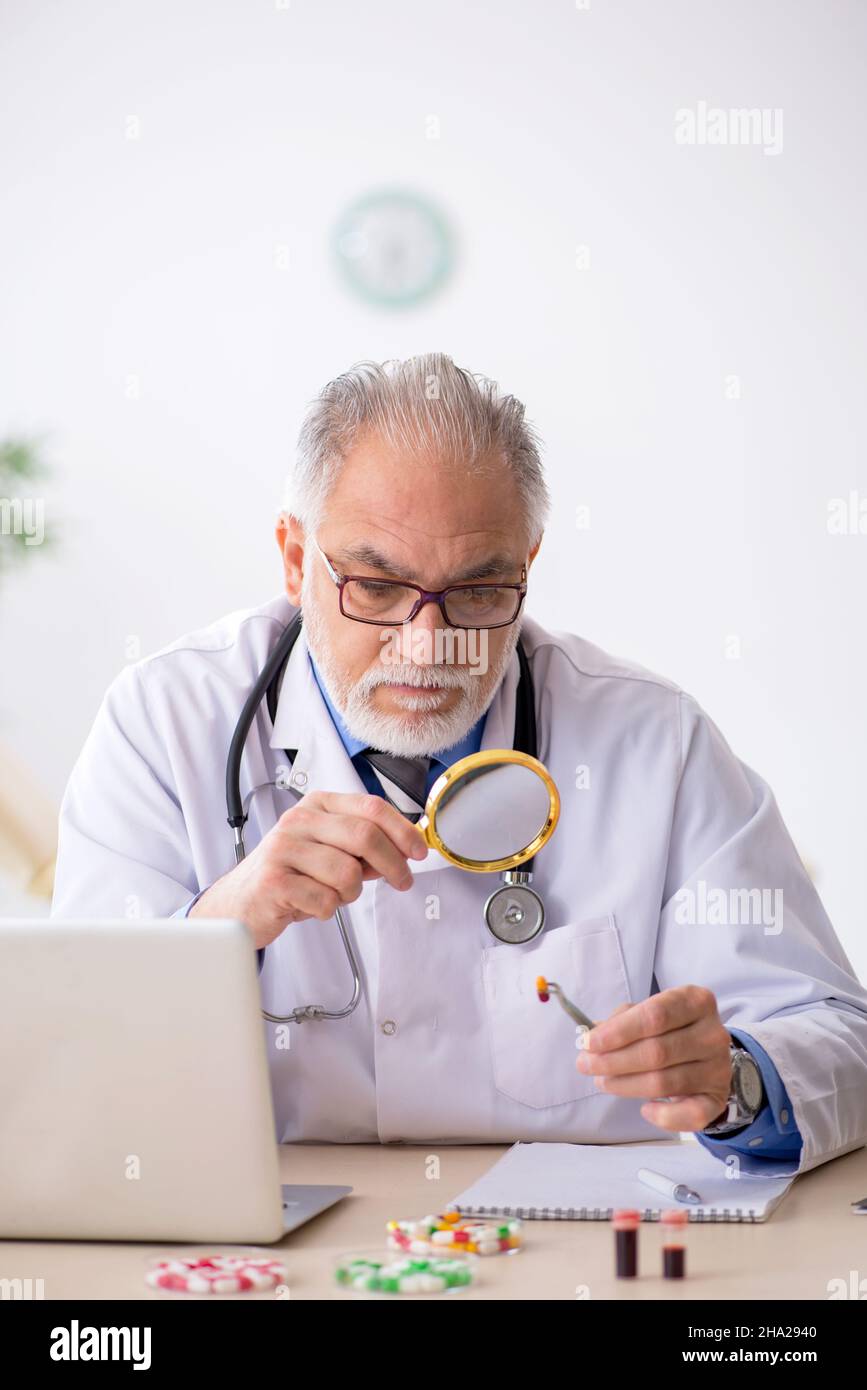 Old doctor pharmacist working at the lab Stock Photo - Alamy