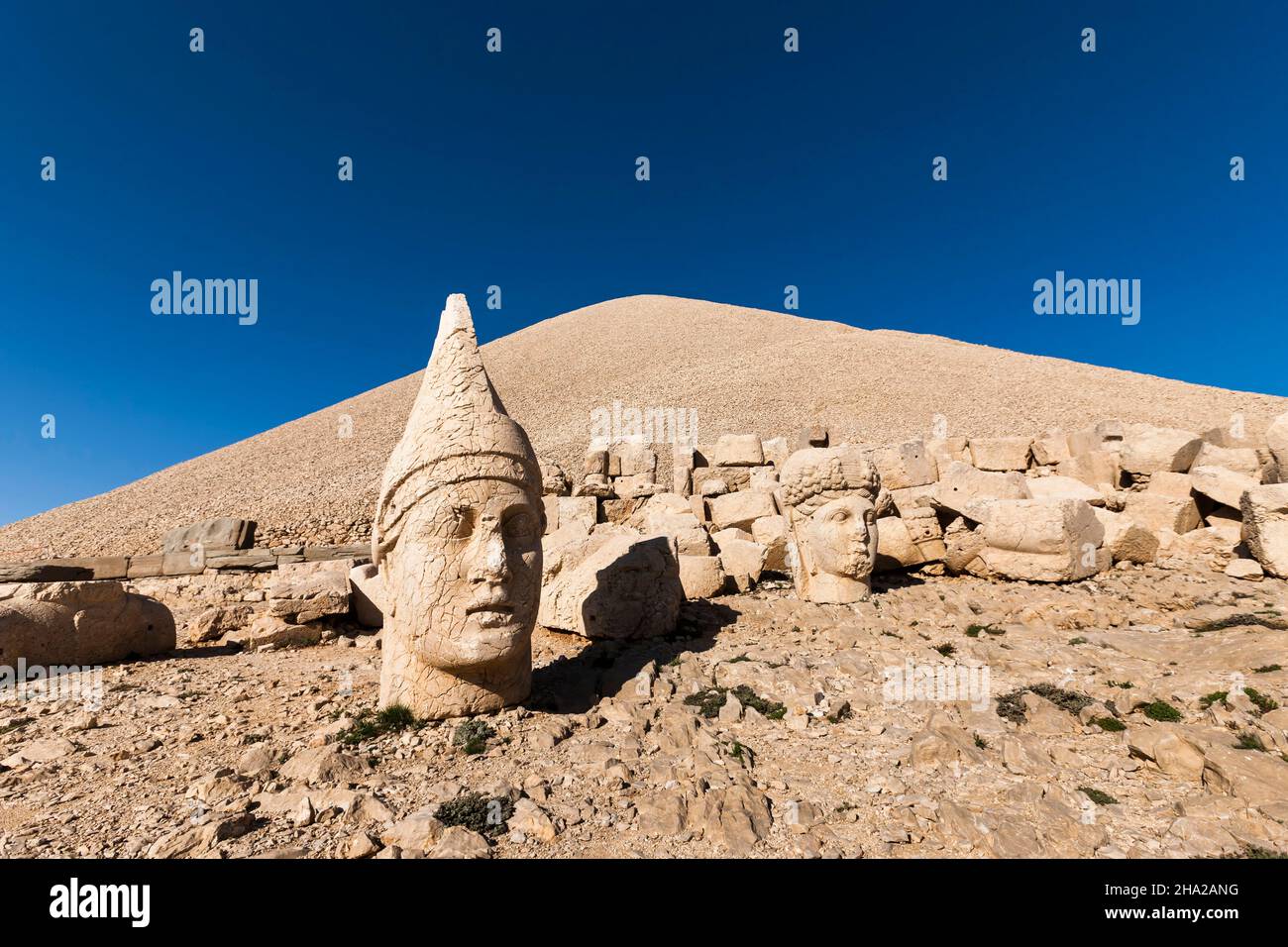 Mount Nemrut, Nemrut Dagi, head statue of king Antiochus I at west ...