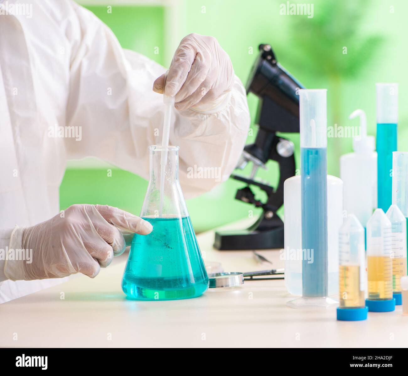 The chemist working in the lab on new experiment Stock Photo - Alamy