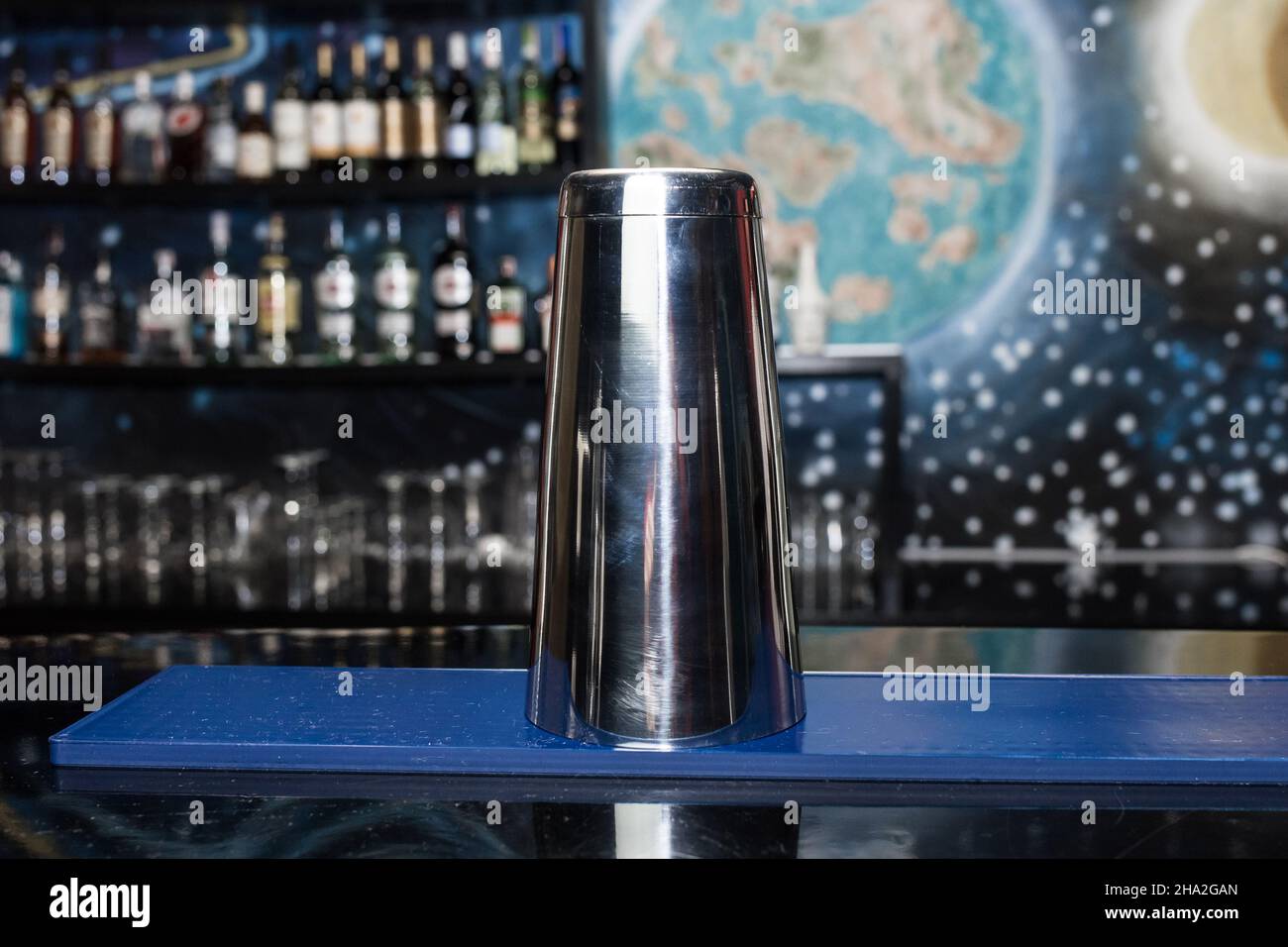 Shaker bar tool for preparing and mixing liquids of alcoholic cocktails ...