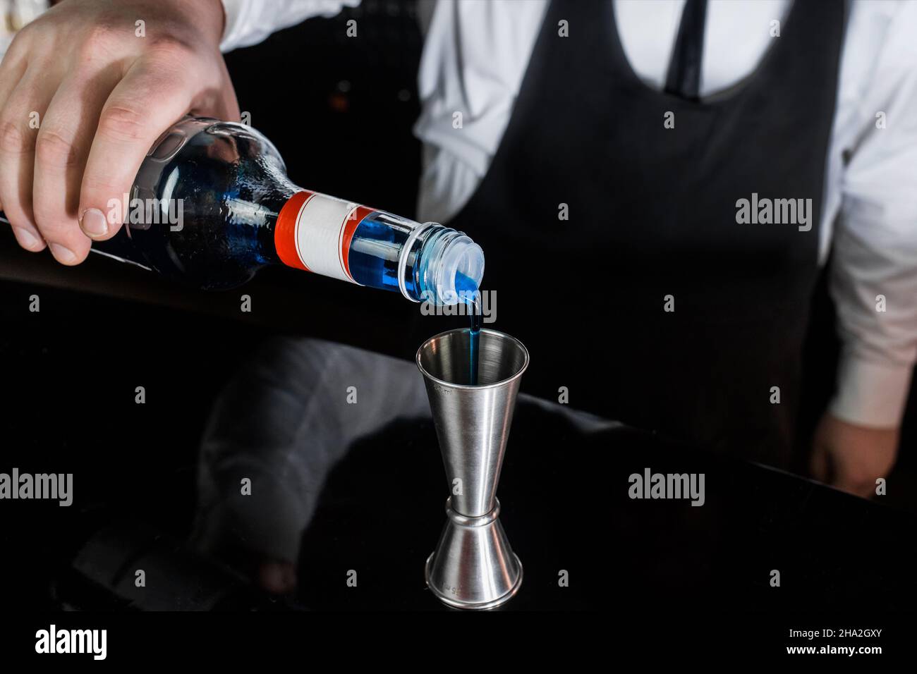 Alcohol pours measuring glass cocktail hi-res stock photography and ...