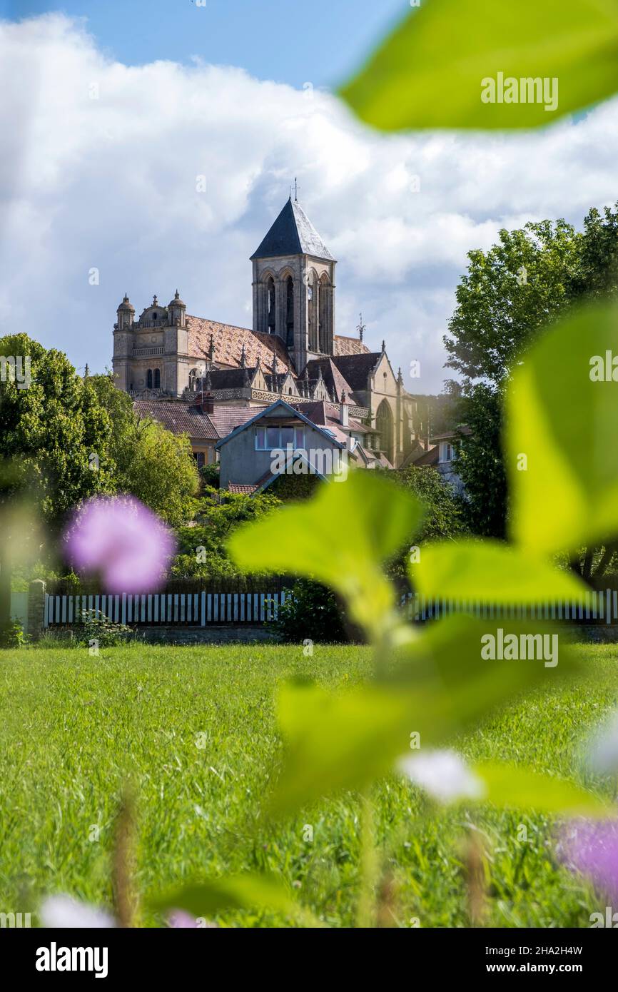 Vetheuil (northern France): village by the River Seine, in the Val-d ...