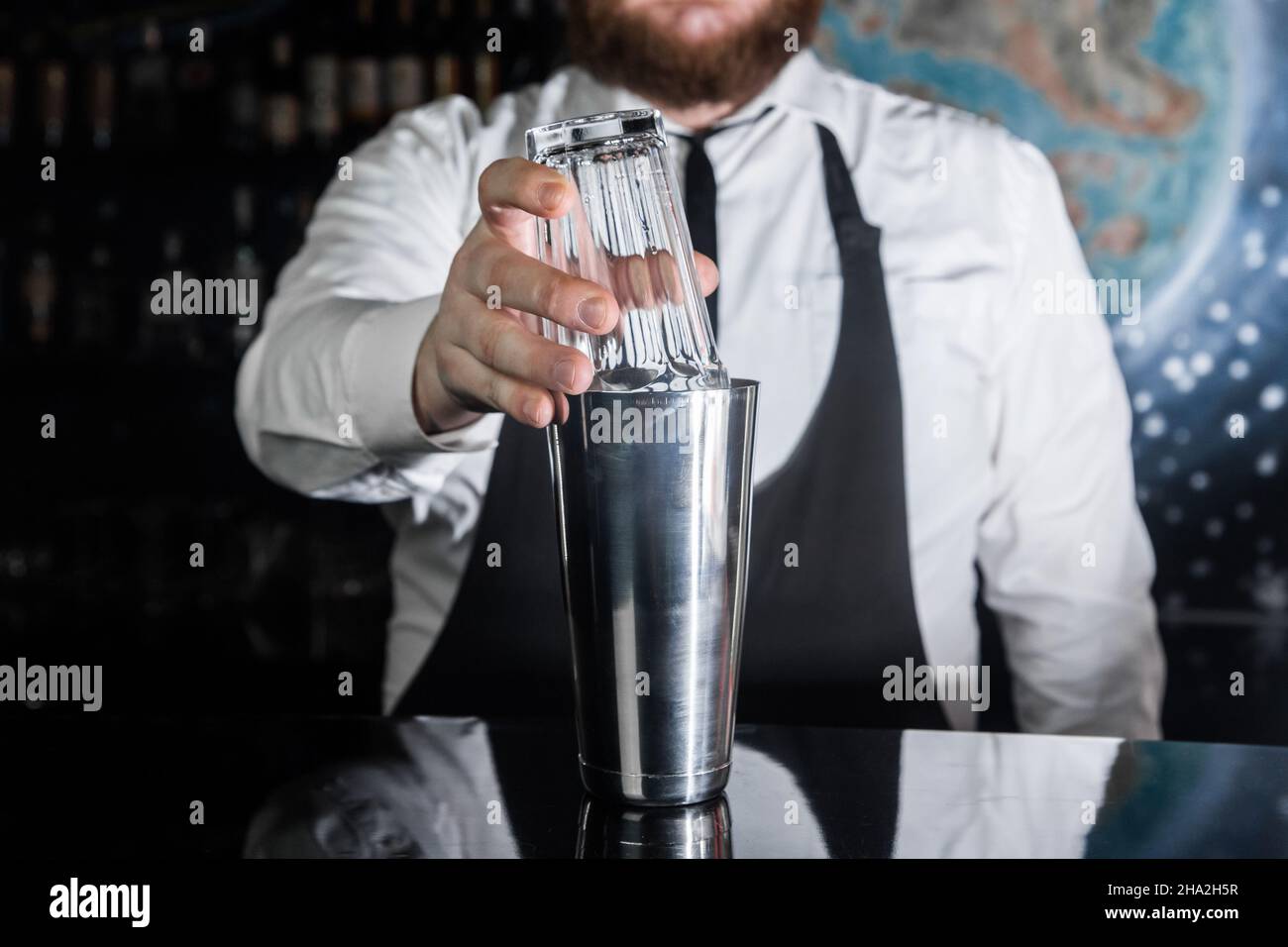 Professional Bartender Hand Covers Glass Glass Tool for Mixing and ...