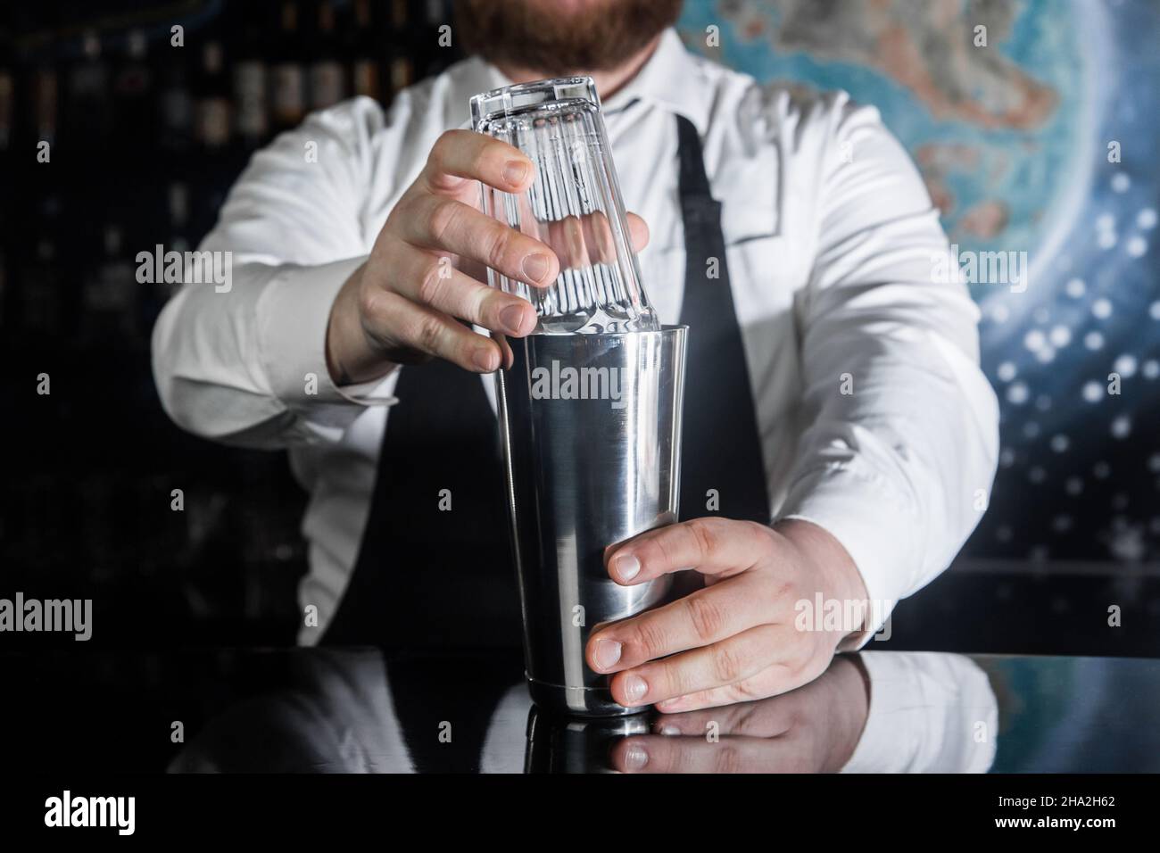 Professional Bartender Hand Covers Glass Glass Tool for Mixing and ...